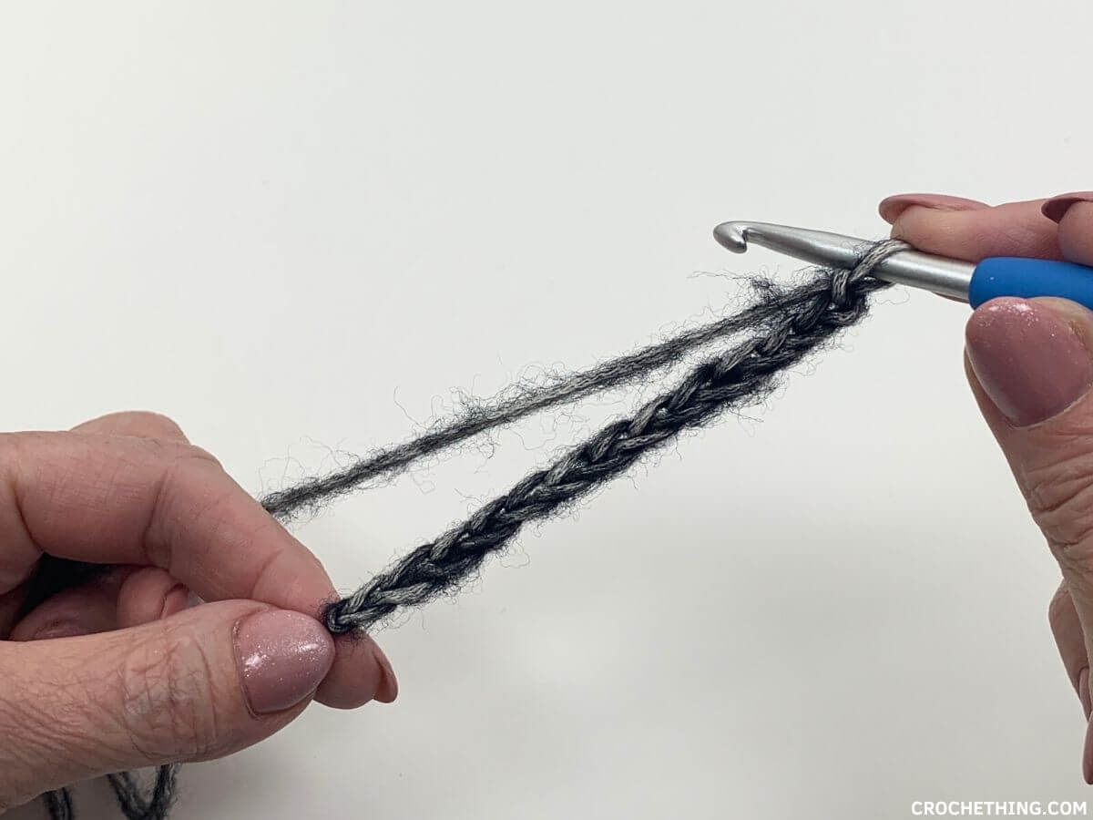 How to make a slip knot and chain - Crochething with Alice